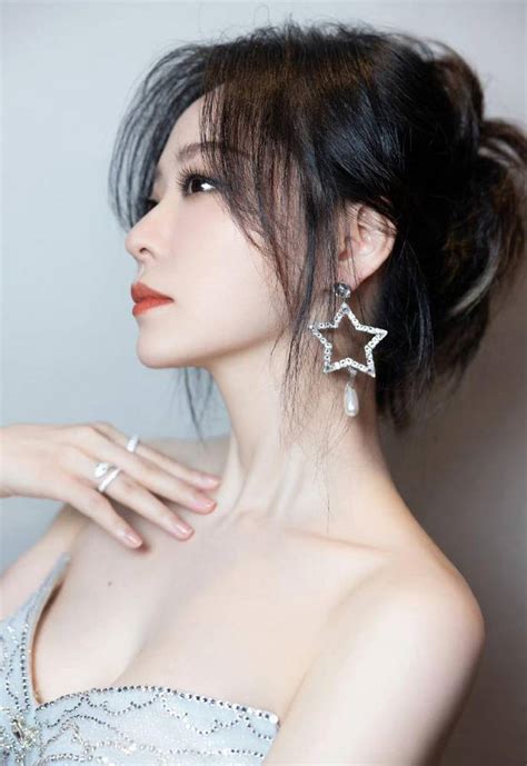 张靓颖抹胸裙太抗打了