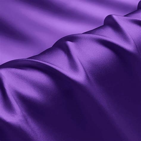 Tessuto Di Seta Viola Un Viola Seta Stoffa è Drappeggiato Al Di