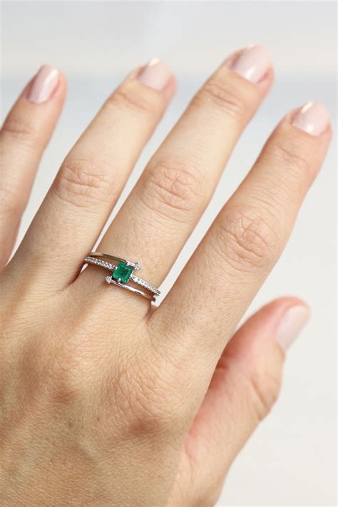 Anel Flowing Ouro 18k Diamantes Esmeralda Quadrada Yves