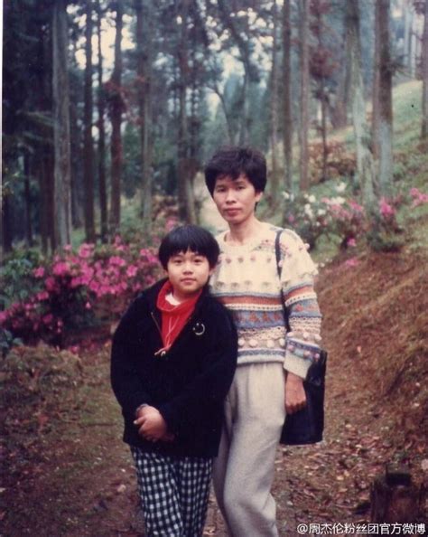周杰伦童年旧照曝光 依偎妈妈身边笑容腼腆新浪图片