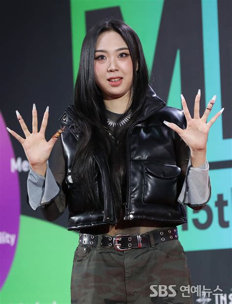 E포토 이영지 손바닥만한 얼굴