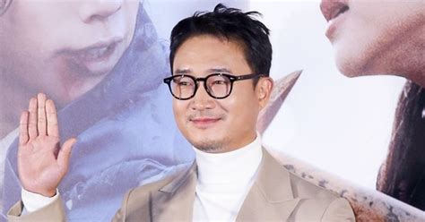 포토 조우진 글래스로 완성한 지적인 이미지