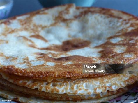 전통적인 러시아 블리니 팬케이크 팬케이크 주 마슬레니차는 그레이트 사순절 전 일주일 동안 기념된 동부 슬라브 전통 휴일입니다 Maslenitsa에 대한 스톡 사진 및 기타