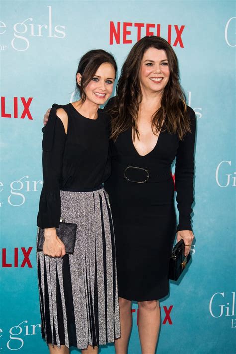 Alexis Bledel And Lauren Graham Gilmore Girls Fan Event Popsugar Celebrity
