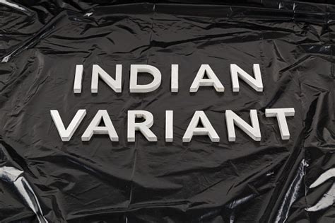 비스듬한 관점에서 구겨진 검은 색 비닐 봉지 배경에 은금속 글자로 놓인 단어 인도 변종 0명에 대한 스톡 사진 및 기타 이미지