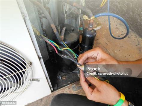 기술자는 옥외 에어컨 장치 카발 화상 때문에 단락을 수리합니다 건설 산업에 대한 스톡 사진 및 기타 이미지 건설 산업 공기