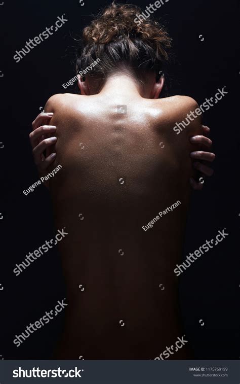 스튜디오의 누드 바디걸벌거벗은 여자아름다운 여성 스톡 사진 Shutterstock