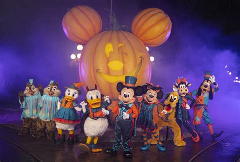 We Cant Get Over Mickey And Minnies New Halloween Costumes Allears Net