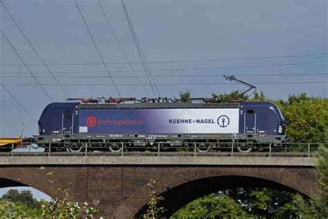 Die Elektrolokomotive 370 039-7 befährt die Hochfelder Eisenbahnbrücke ...