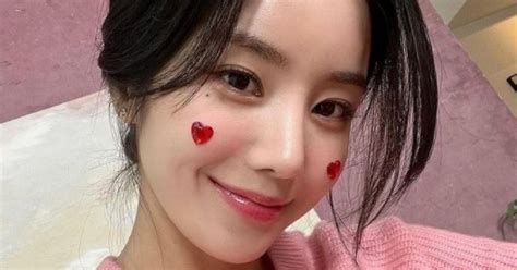 권은비 하트 볼터치 오늘도 예쁨 리포트컷