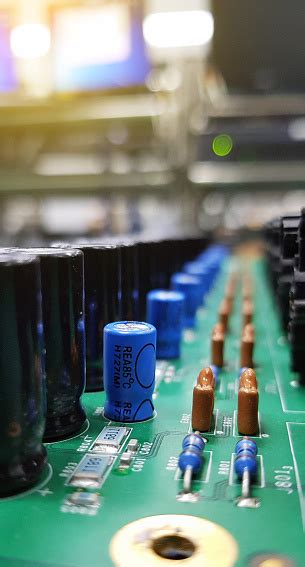 전자 부품이 있는 회로 기판 마이크로 칩 커패시터 트랜지스터 저항 및 pcb에 장착 된 기타 전자 부품과 같은 전자 장비의 조각