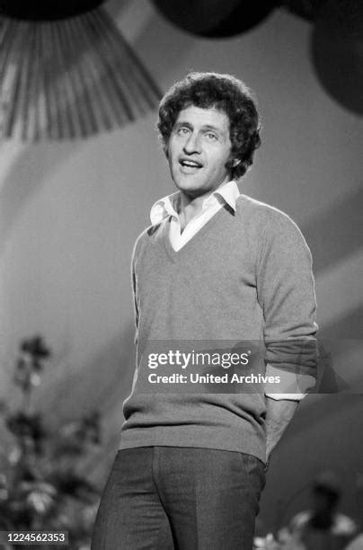 413 Photos Et Images Haute Résolution De Joe Dassin Getty Images
