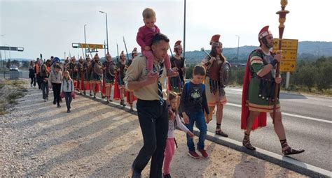 Foto Vjernici Hodočastili Na Brdo Okit I Od Podnožja Do Vrha Brda Imali Pobožnost Križnog Puta