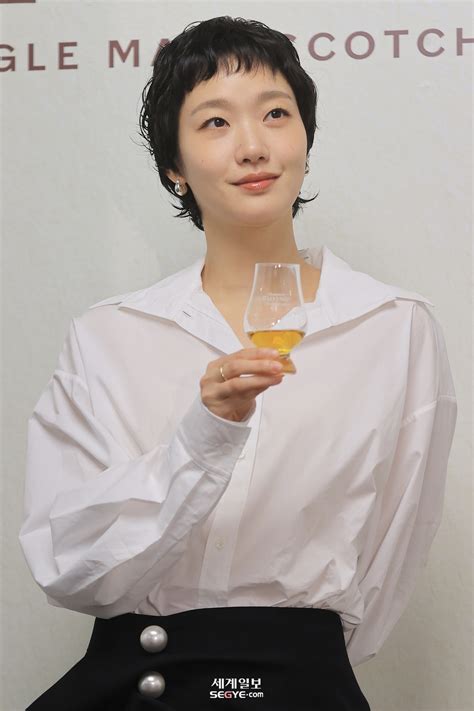포토 김고은 위스키 한 잔 어때요