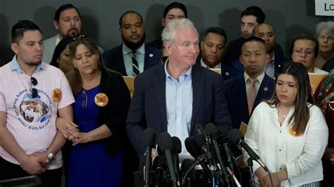 Sen Van Hollen Back El Salvador After Meeting With Abrego Garcia