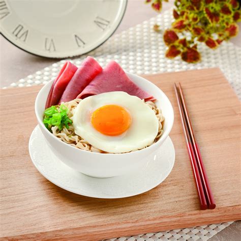 火腿蛋 公仔麵 火腿蛋公仔麵 是來自 香港茶餐廳 醬油清甜湯頭 Toast Box 台灣土司工坊