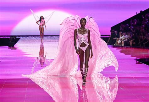 Το μυστικό της Victoria Secret Πώς ένα σόου εσωρούχων έγινε απαραίτητο