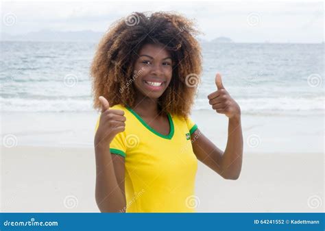 Ragazza Brasiliana Di Risata Con Lacconciatura Pazza Che Mostra