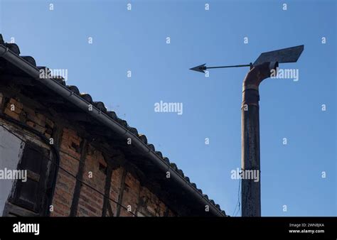Domestic Wind Directional Chimney Cap Equipped With Arrow Blue Sky