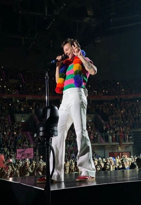 Harry With A Colored Boa 💌