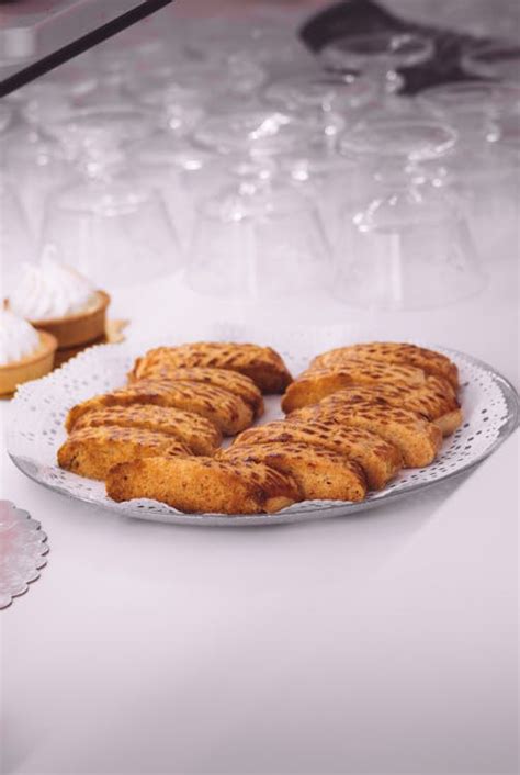 De Délicieuses Pâtisseries Sur Une Table De Fête élégante · Photo Gratuite