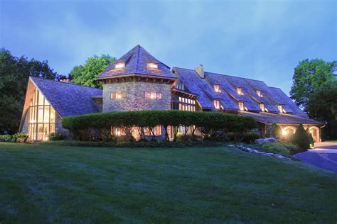 Twin Pine Manor Bed And Breakfast
