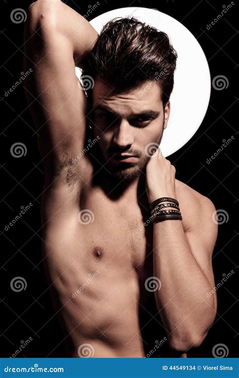 Giovane Uomo Sexy Nudo Con La Posa Leggera Di Aura Fotografia Stock