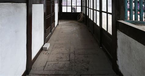 먼지쌓인 정율성 생가 내부