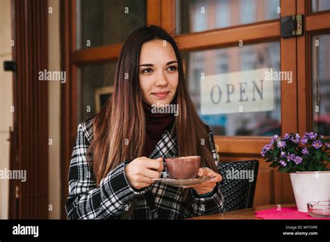 Jolie Fille Avec Des Boissons Banque Dimage Et Photos Alamy
