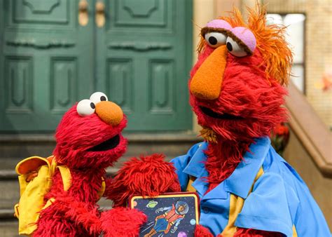 Feliz Cumpleaños Elmo ¿qué Edad Tiene El Personaje De Plaza Sésamo
