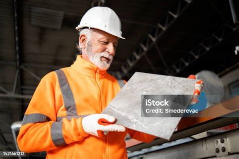 세라믹 타일 제품의 품질을 확인하는 공장 생산 라인 작업자 Stem 주제에 대한 스톡 사진 및 기타 이미지 Stem 주제 건축물 고급 Istock