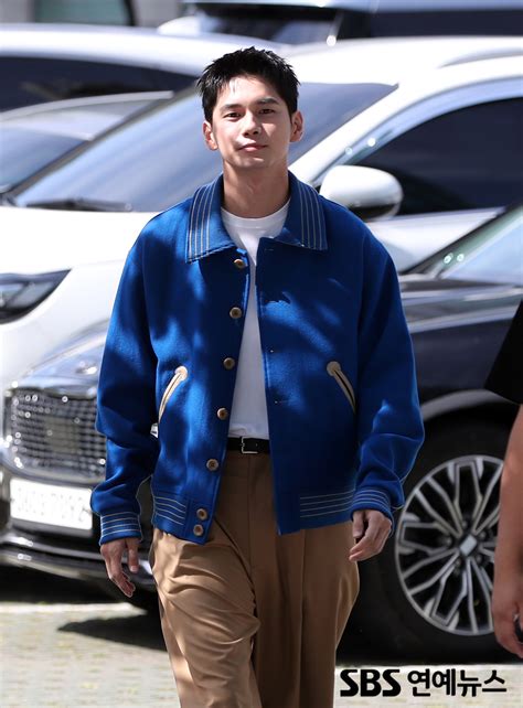 E포토 옹성우 팬심 녹이는 진한 잘생김