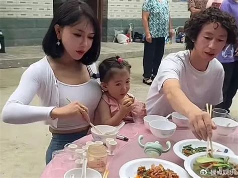 庞麦郎官宣成为龚玥菲女儿干爹！老家办酒席庆祝，给乡亲们发红包