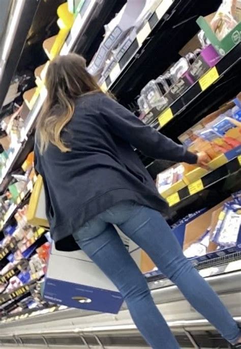 Foto De Grocery Store Clerk Tight Jeans