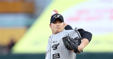 포토s 역투하는 김민우