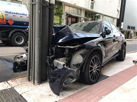 Motorista De Carro De Luxo Foge Após Bater Contra Poste Jornal Da Manhã