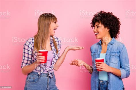 캐주얼 체크 무늬 셔츠 두 사람 좋은 달콤한 매혹적인 사랑 스러운 매력적인 쾌활 한 여자의 초상화 핑크 파스텔 배경 위에 고립 된 재미 휴식 휴식을 통신 2명에 대한 스톡