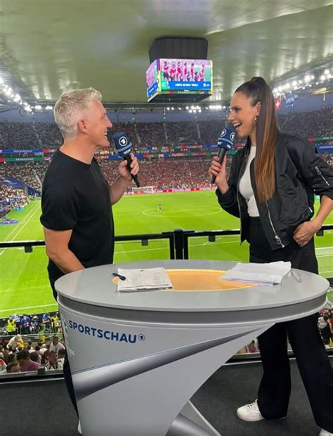 Objavljena Slika Trudne Ester Sedlaček Voditeljke Koja Sarađuje Sa