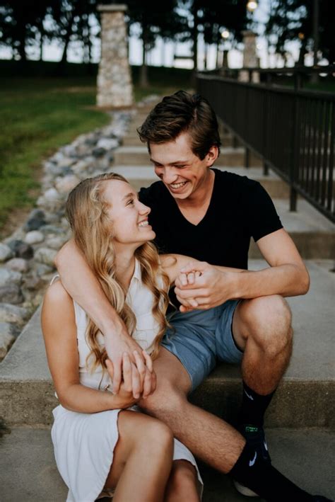 22 Signs Shes Into You On A First Date Introverted Alpha