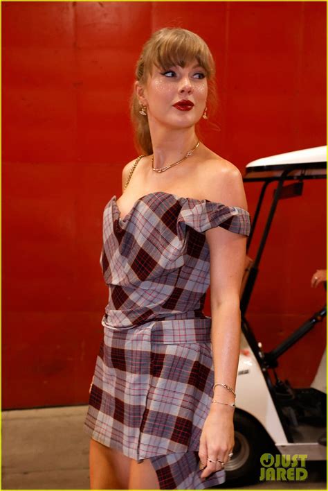 Taylor Swift Wears Glitter Face Makeup At Chiefs October 7 Game Shop
