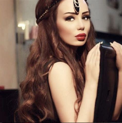 بالصور دينا هارون مستاءة من شبيهتها مجلة هي