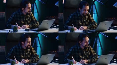 在家上学的学生听网络课程课，记下信息视频素材下载编号29072553光厂vj师网