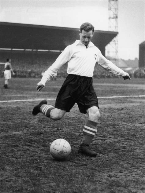 Sir Tom Finney Wonder Winger And Generous Knight Dies At 91 The Independent The Independent