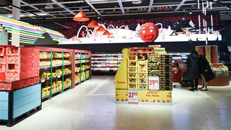 A Giant 52 Foot Video Wall 27 Digital Signage Displays Immerse