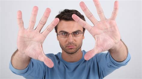 Degetele și Mâinile Umflate Pot Semnala O Problemă De Sănătate