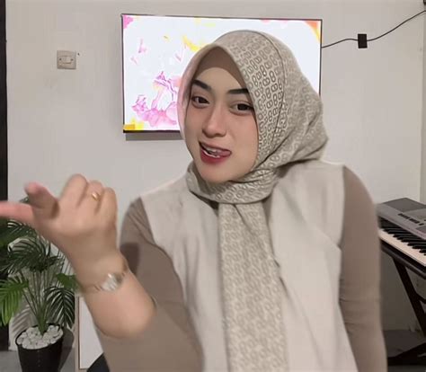 5 Potret Bu Guru Salsa Di Video Berdurasi Video 4 Menit Terbaru Ekspresinya Menghayati Sekali