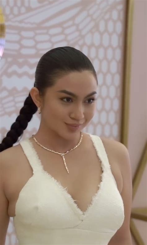 7 Gaya Seksi Ariel Tatum Pakai Gaun Putih And Rambut Dikepang Pamer Body