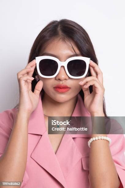 Potret Seorang Gadis Muda Asia Yang Cantik Dengan Kacamata Hitam Foto
