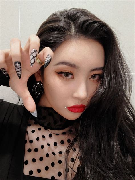 210305 Sunmi 선미 Weverse — 🐶 Or 😺 Miyane Scrolller