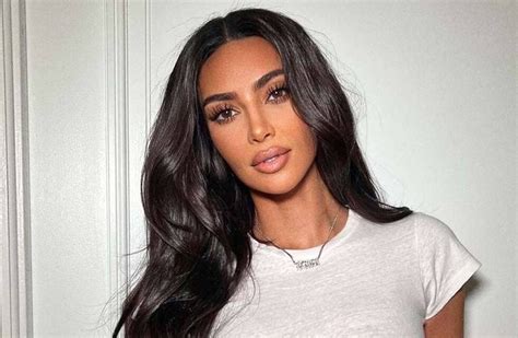 Kim Kardashian Se Sacó La Ropa Y Modeló Su Bikini Más Diminuta